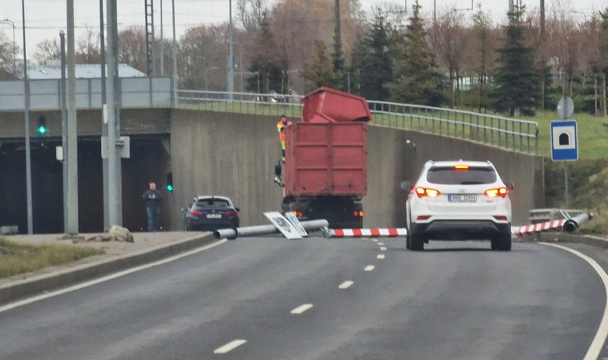 FOTO | Järvevana tunnel on liiklusõnnetuse tõttu suletud - Delfi FOTO | Järvevana tunnel on liiklusõnnetuse tõttu suletud - Delfi
