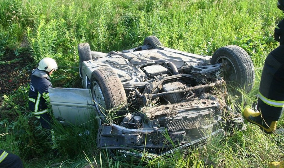FOTOD: Maardus paiskus katusele auto koos kuue inimesega - Delfi FOTOD: Maardus paiskus katusele auto koos kuue inimesega - Delfi