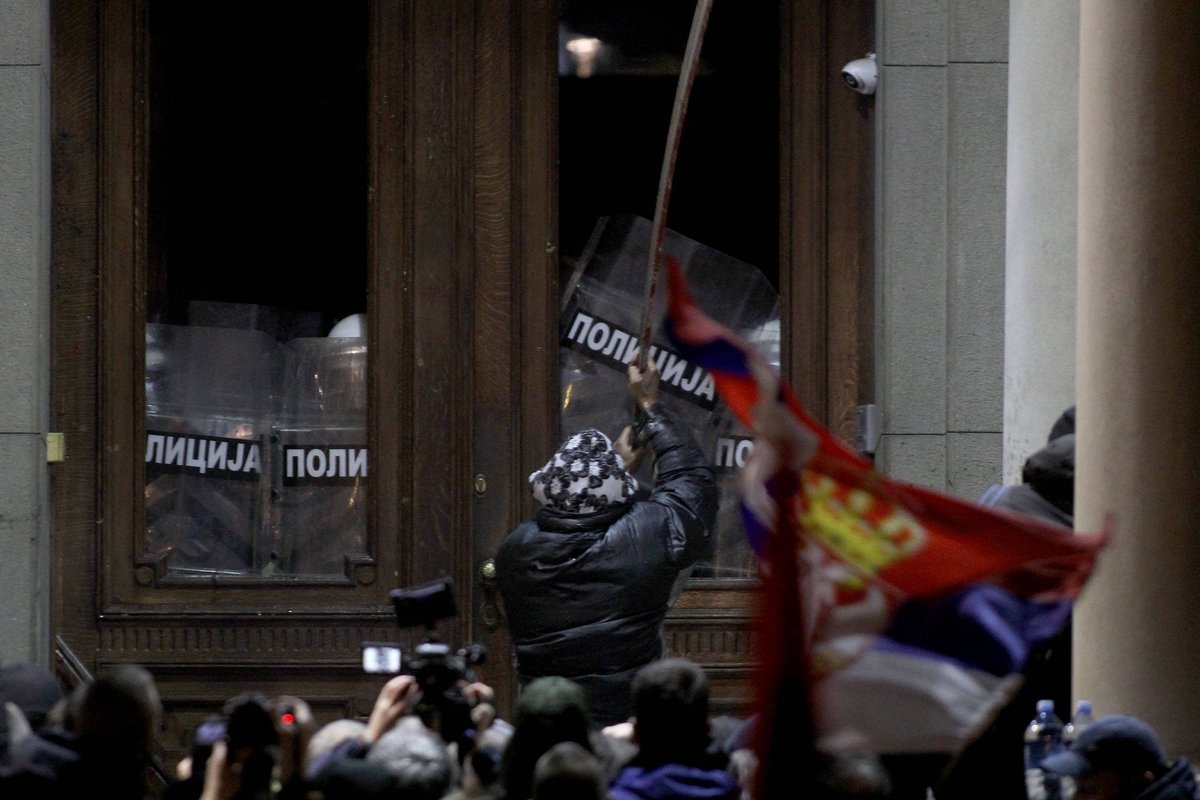VIDEO | Serbia valitsusvastased meeleavaldajad püüdsid tungida Belgradi ... VIDEO | Serbia valitsusvastased meeleavaldajad püüdsid tungida Belgradi ...