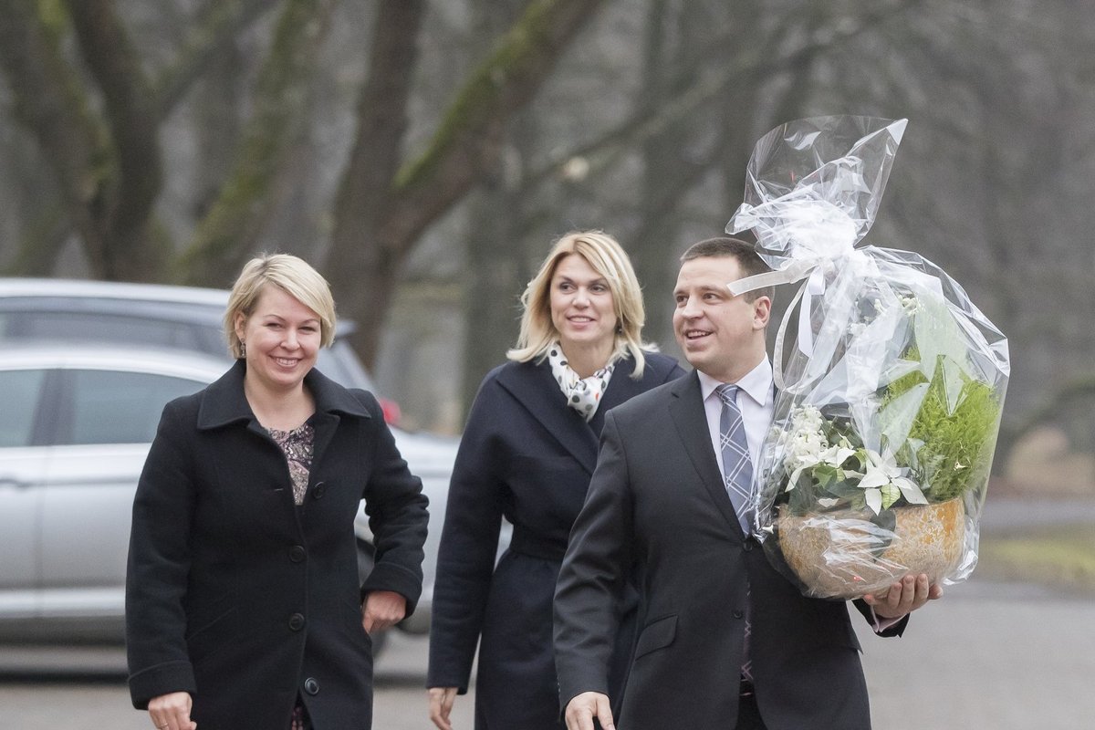 DELFI FOTOD | Valitsuse liikmed ja nende kaaslased saabusid presidendi ... DELFI FOTOD | Valitsuse liikmed ja nende kaaslased saabusid presidendi ...
