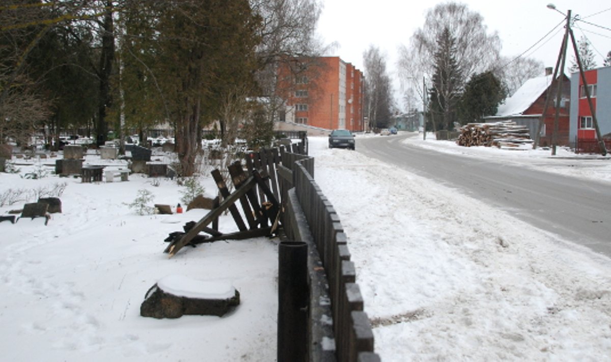 FOTOD: Tartus sõideti maha kalmistu aed ja laternapost, kahjutekitajad ... FOTOD: Tartus sõideti maha kalmistu aed ja laternapost, kahjutekitajad ...