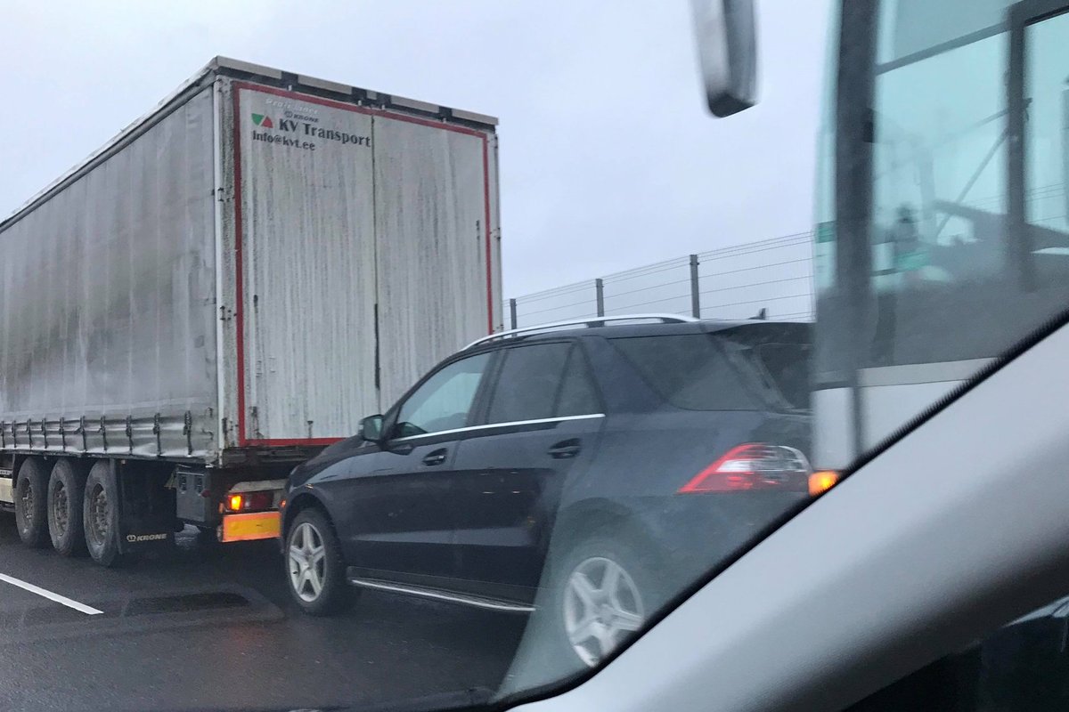 FOTOD | Hommikune õnnetus põhjustas Tartu maanteel Lennujaama juures ... FOTOD | Hommikune õnnetus põhjustas Tartu maanteel Lennujaama juures ...