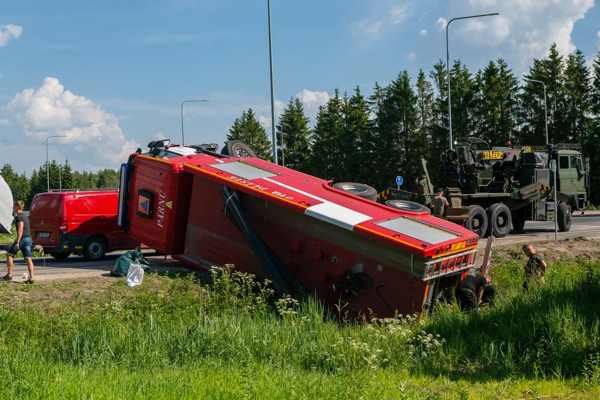 Fotod Pärnus Sattus Päästeauto Liiklusõnnetusse Juht Viidi Haiglasse