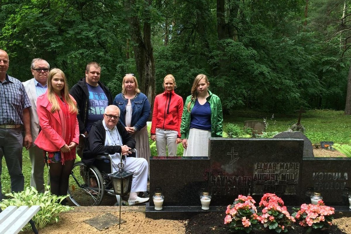 Edgar Savisaar sängitatakse vanemate kõrvale - Delfi Edgar Savisaar sängitatakse vanemate kõrvale - Delfi