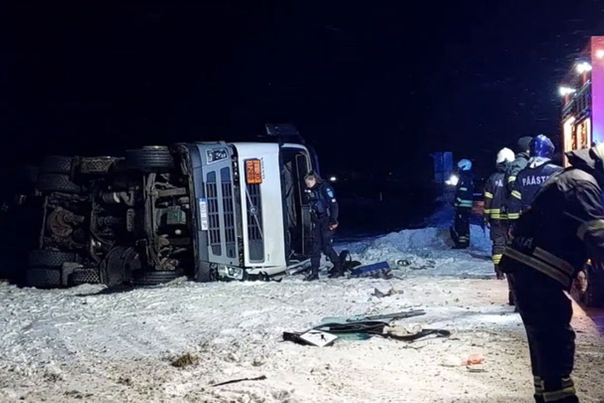 VIDEO ja FOTOD | Tallinna-Narva maanteel paiskus kraavi kütuseveok - Delfi VIDEO ja FOTOD | Tallinna-Narva maanteel paiskus kraavi kütuseveok - Delfi