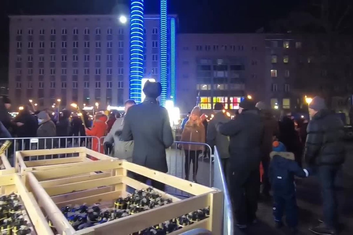 FOTOD JA VIDEO | EKRE ja Sinise Äratuse korraldatud tõrvikurongkäigule ... FOTOD JA VIDEO | EKRE ja Sinise Äratuse korraldatud tõrvikurongkäigule ...
