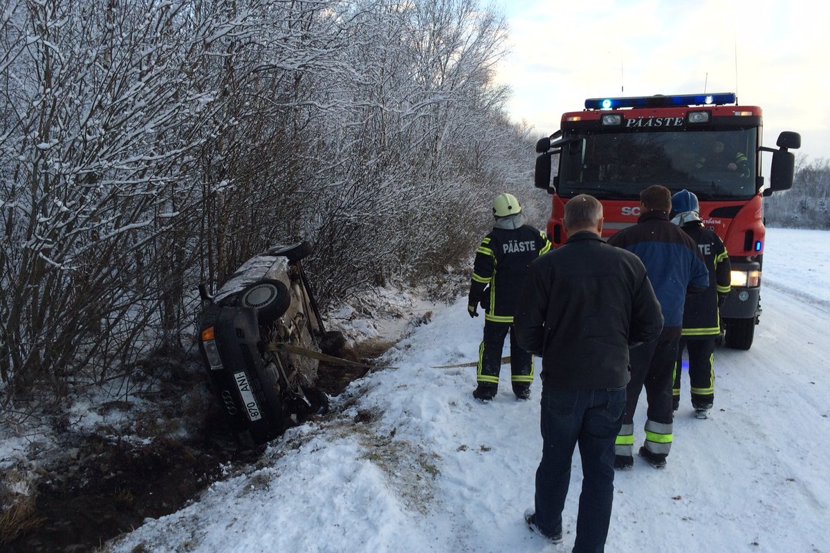 FOTOD: Järvamaal paiskus Audi kraavi - Delfi FOTOD: Järvamaal paiskus Audi kraavi - Delfi